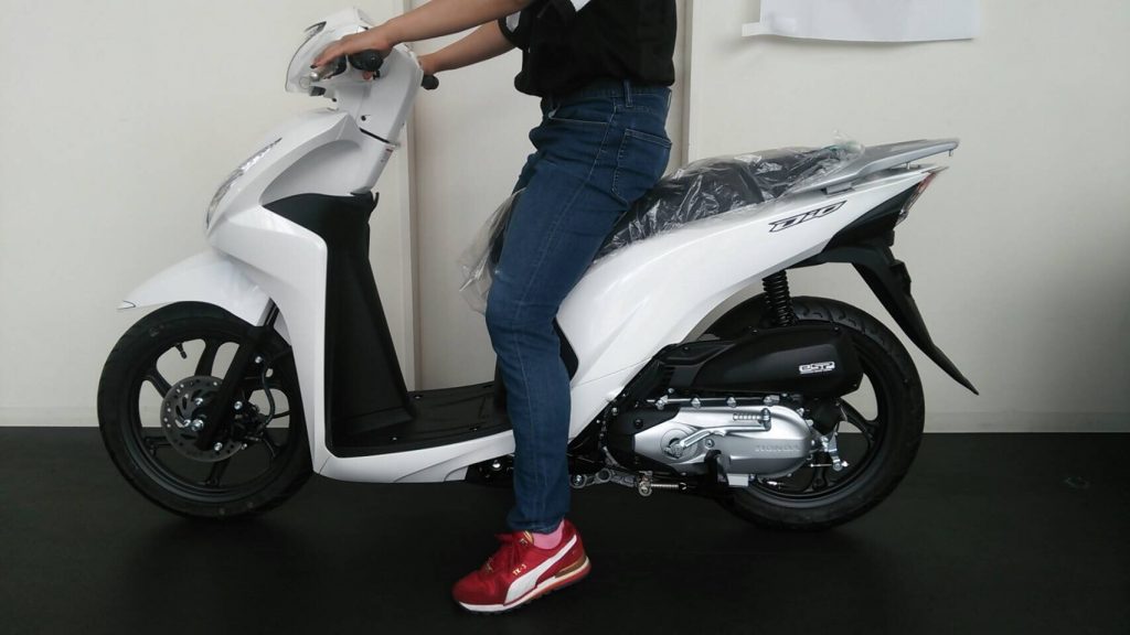 DIO110・LEAD125足つきチェック！！157cmの女性に跨って頂きました。 | オートプラザ｜神戸市西区、明石市にあるバイクショップ｜HONDAWING（ホンダウィング）店